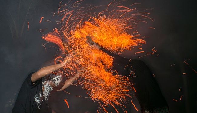 Serunya Ritual Perang Api di Bali | tempo.co