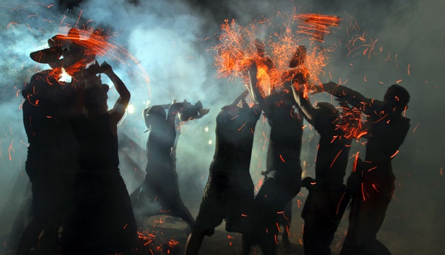 Serunya Ritual Perang Api di Bali | tempo.co
