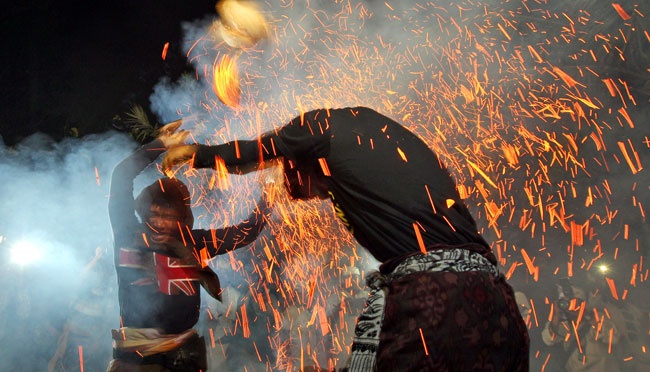 Serunya Ritual Perang Api di Bali | tempo.co
