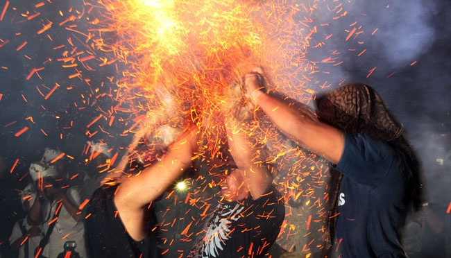 Serunya Ritual Perang Api di Bali | tempo.co