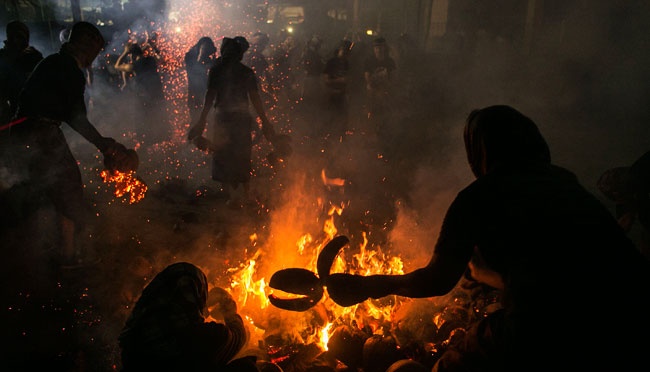 Serunya Ritual Perang Api di Bali | tempo.co