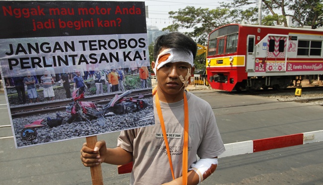 Kampanye Keselamatan di Perlintasan Kereta Api | tempo.co