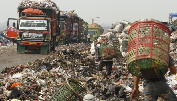 Bantargebang Residents Drive-out Garbage Trucks from Jakarta - En.tempo.co
