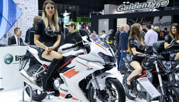 Model-model Seksi Warnai Pameran Sepeda Motor EICMA 2015 - foto Gooto.com