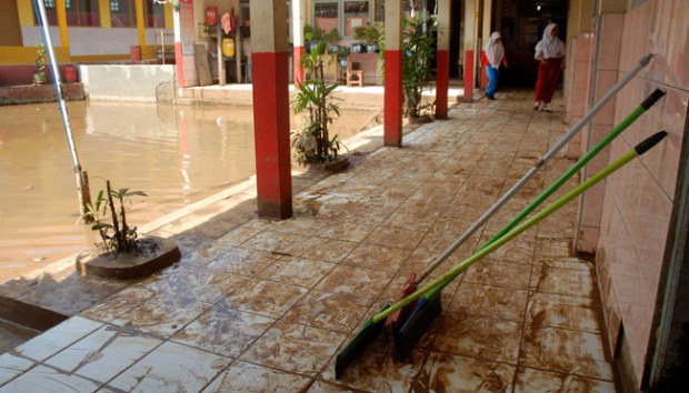 Siswa Buat Instalasi Penjernih Air di dalam Kelas yang Becek dan ...
