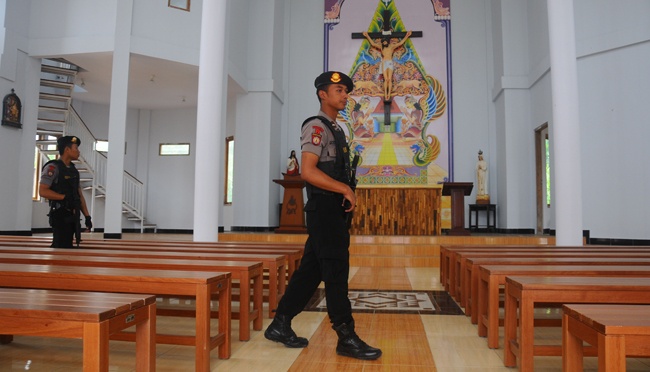 Jelang Natal, Sejumlah Gereja di Berbagai Daerah Disterilisasi | tempo.co