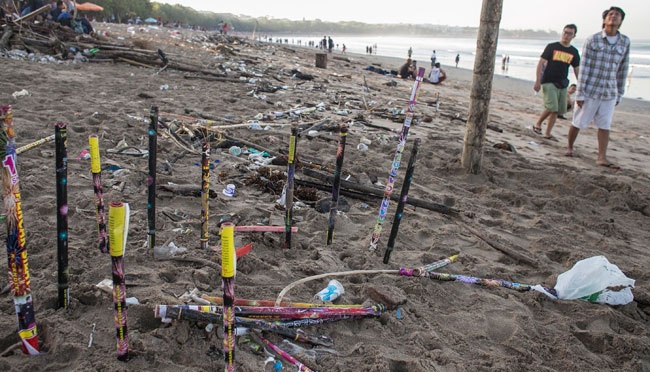 Pantai Kuta Dipenuhi Sampah Usai Perayaan Tahun Baru | tempo.co