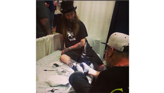 Brian Tagalog Seniman Tato Tanpa Tangan | tempo.co