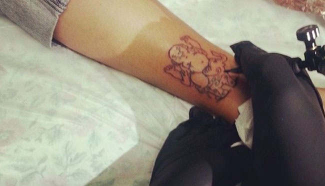 Brian Tagalog Seniman Tato Tanpa Tangan | tempo.co