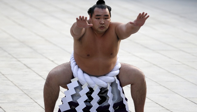 Aksi Juara-juara Grand Sumo di Ritual Tahunan Shinto | tempo.co