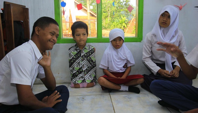 Keterbatasan Fisik, Anak Ini Ingin Masuk Sekolah Umum | tempo.co