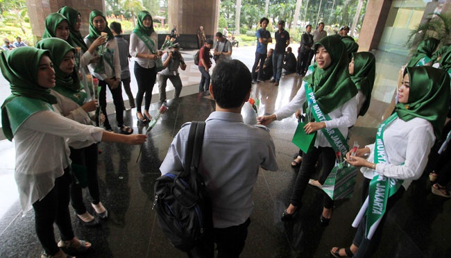 Kader Cantik PPP Bagikan Bunga di Kemenkumham | tempo.co