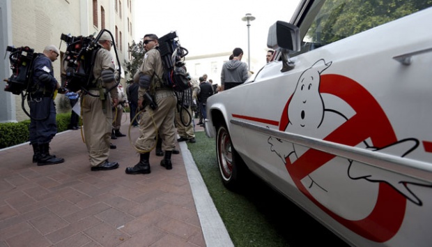 New Ghostbusters Cast ShakesOff Criticism to Revive Classic Story - En ...