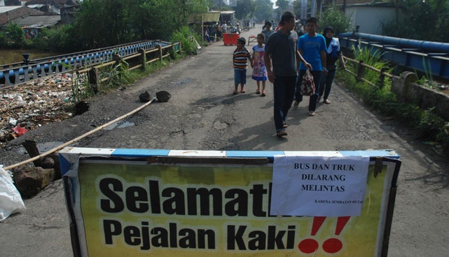 Tergerus Banjir, Jembatan Sungai Cikapundung Dikhawatirkan Roboh | tempo.co
