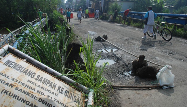 Tergerus Banjir, Jembatan Sungai Cikapundung Dikhawatirkan Roboh | tempo.co