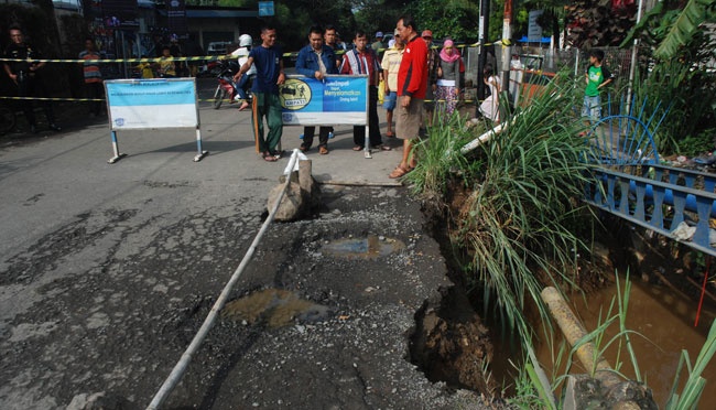 Tergerus Banjir, Jembatan Sungai Cikapundung Dikhawatirkan Roboh | tempo.co