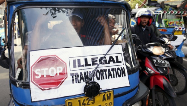Online Taxi Drivers Stage Protest Rally at State Palace - News En.tempo.co