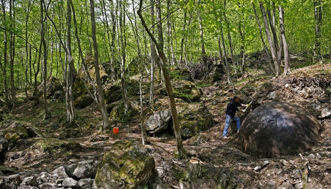 Bola Batu Raksasa Berdiameter 3,3 Meter Ditemukan di Bosnia | tempo.co
