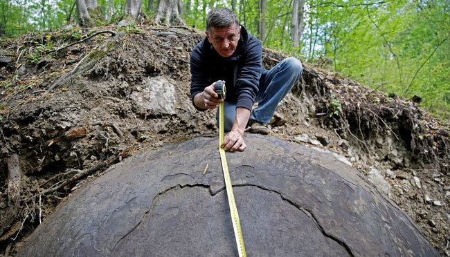 Bola Batu Raksasa Berdiameter 3,3 Meter Ditemukan di Bosnia | tempo.co