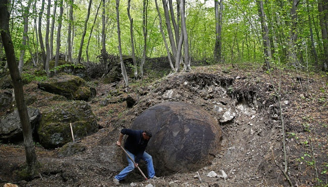 Bola Batu Raksasa Berdiameter 3,3 Meter Ditemukan di Bosnia | tempo.co