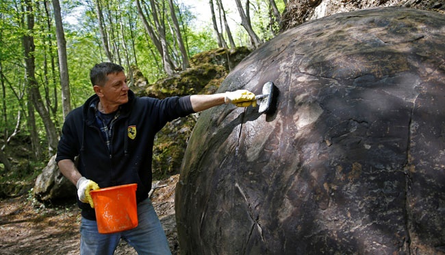 Bola Batu Raksasa Berdiameter 3,3 Meter Ditemukan di Bosnia | tempo.co