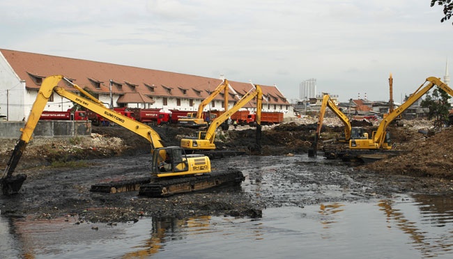 6 Ekskavator Bantu Proses Normalisasi Kali Pakin | tempo.co