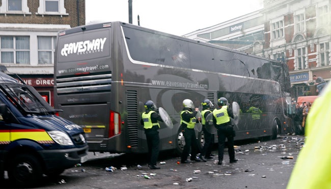 Penyerang Bus Manchester United Terancam Sanksi Seumur Hidup | tempo.co