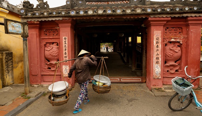 Topi Non La Simbol Pedagang di Kota Hoi An | tempo.co