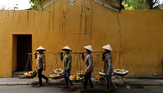 Topi Non La Simbol Pedagang di Kota Hoi An | tempo.co