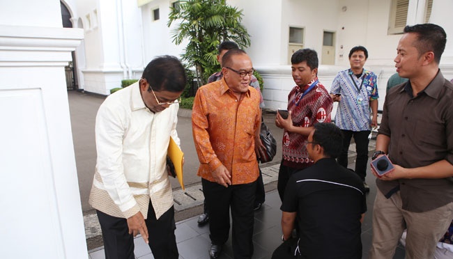 Temui Jokowi, Ical Antar Undangan Munaslub Golkar | tempo.co