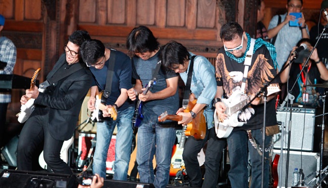 Six Strings Tampil Memukau di Depan Puluhan Penggemarnya | tempo.co