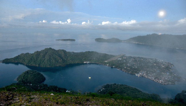 Mendaki Puncak Gunung Api Banda Yang Masih Aktif | tempo.co