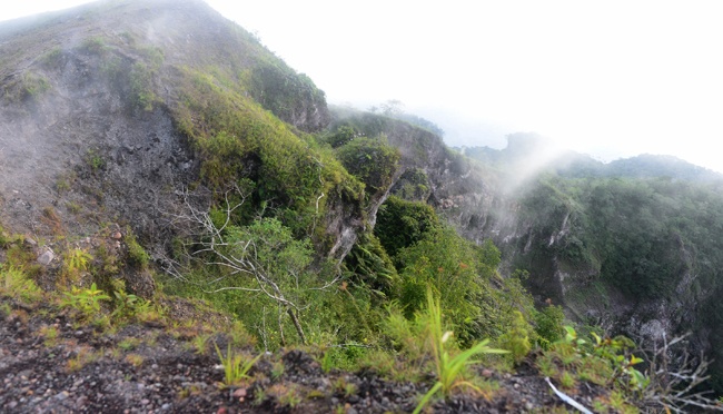 Mendaki Puncak Gunung Api Banda Yang Masih Aktif | tempo.co