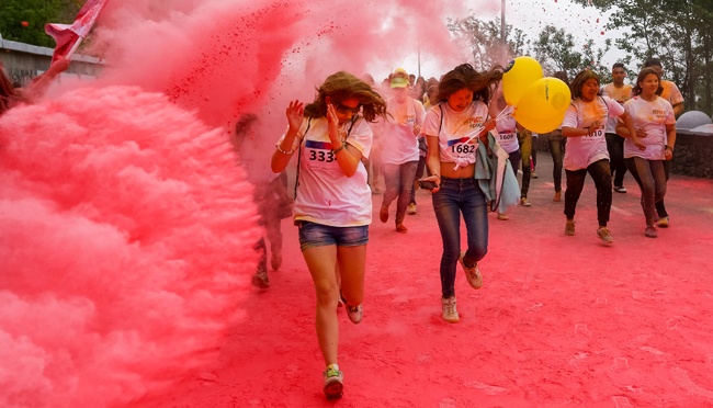 Warna-warni Bubuk Pewarna Mewarnai Colour Run Kazakhstan | tempo.co