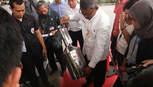 Begini Cara Pengujian Cara Kerja Mesin SPBU | tempo.co