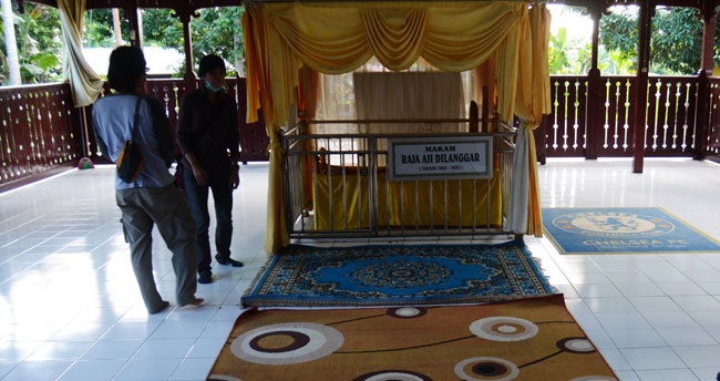 Melakukan Ziarah ke Makam Raja Mahkota Islam Kutai VI | tempo.co