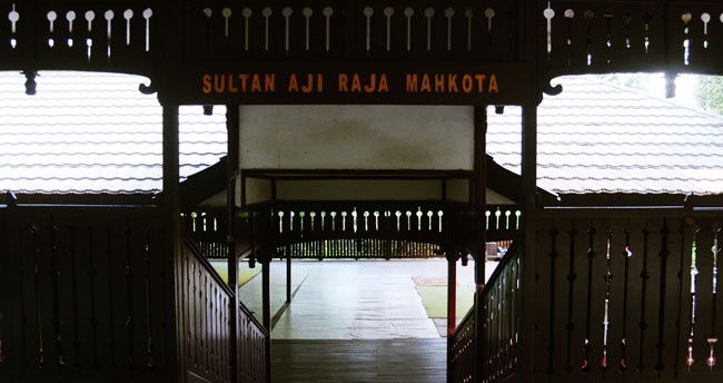 Melakukan Ziarah ke Makam Raja Mahkota Islam Kutai VI | tempo.co