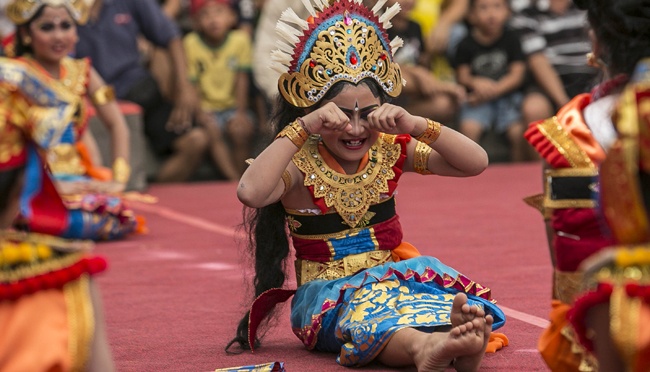 Keceriaan Anak-Anak Bawakan Tari Janger saat Libur Sekolah | tempo.co