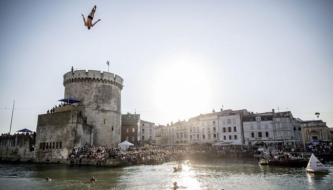 Kompetisi Melompat dari Menara Setinggi 27 Meter | tempo.co