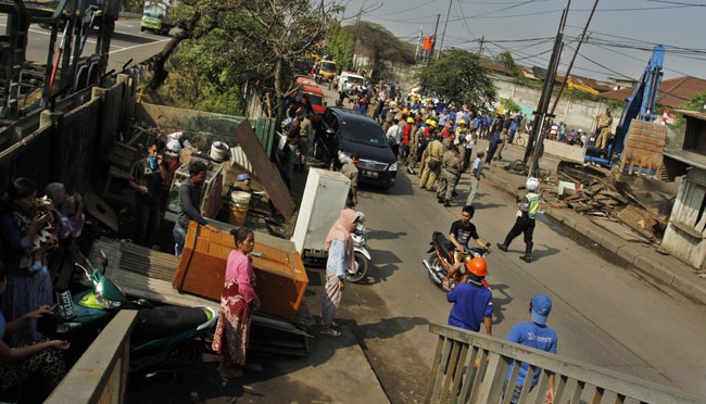 Bangunan Liar di Jalan Raya Cacing Ditertibkan | tempo.co