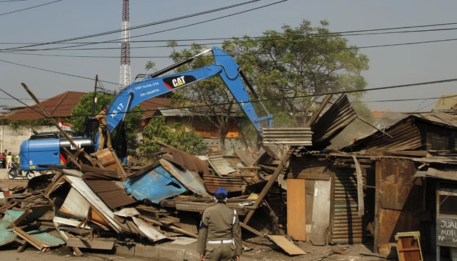 Bangunan Liar di Jalan Raya Cacing Ditertibkan | tempo.co