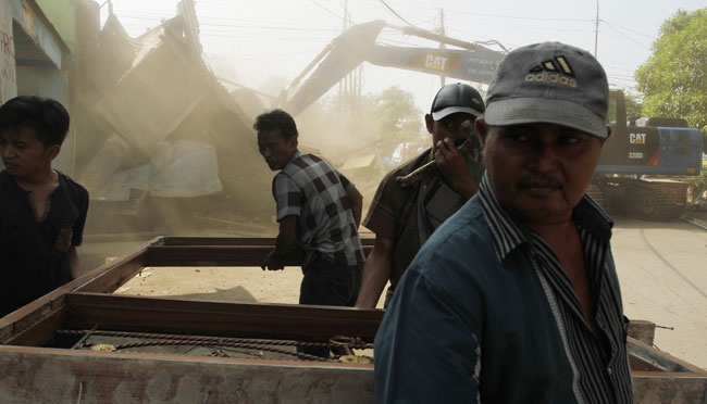 Bangunan Liar di Jalan Raya Cacing Ditertibkan | tempo.co