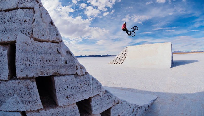 Melihat Arena BMX di Gurun Garam Pertama di Dunia | tempo.co