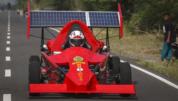 Ini Mobil "Formula 1" Tenaga Surya Karya Anak SMK - foto Gooto.com