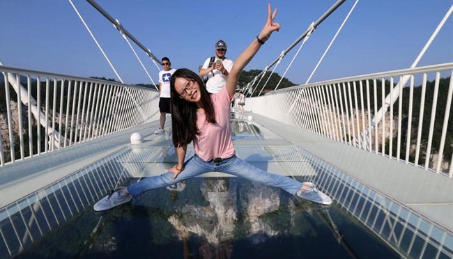 Ngeri, Ini Jembatan Kaca Tertinggi dan Terpajang di Dunia | tempo.co Ngeri, Ini Jembatan Kaca Tertinggi dan Terpajang di Dunia | tempo.co