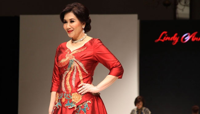 Tribute to Ramli, Sajikan Gaun Perpaduan Batik dan Bordir Halus ...