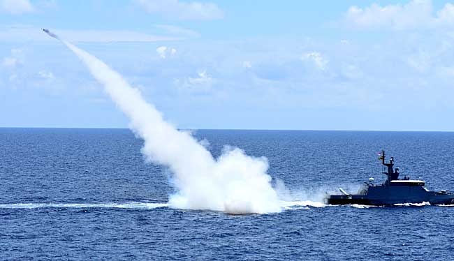 KRI Clurit Menembakkan Rudal C705 dalam Latihan Armada Jaya 2016 | tempo.co