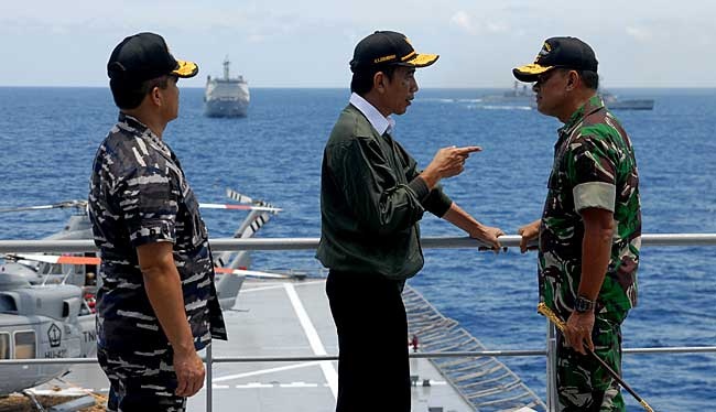 KRI Clurit Menembakkan Rudal C705 dalam Latihan Armada Jaya 2016 | tempo.co