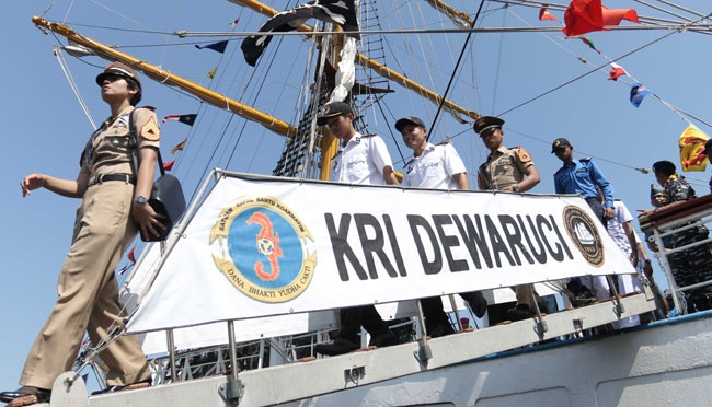 KRI Dewaruci Bersandar di Makasar | tempo.co