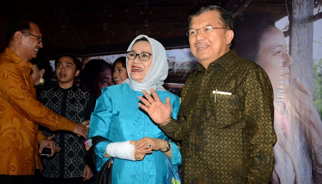 Para Tokoh dan Artis Hadiri Premiere Film Athirah | tempo.co